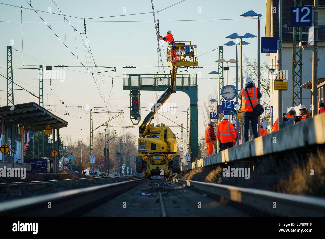 09 January 2024, Hesse, Mörfelden-Walldorf: A specialist carries out ...