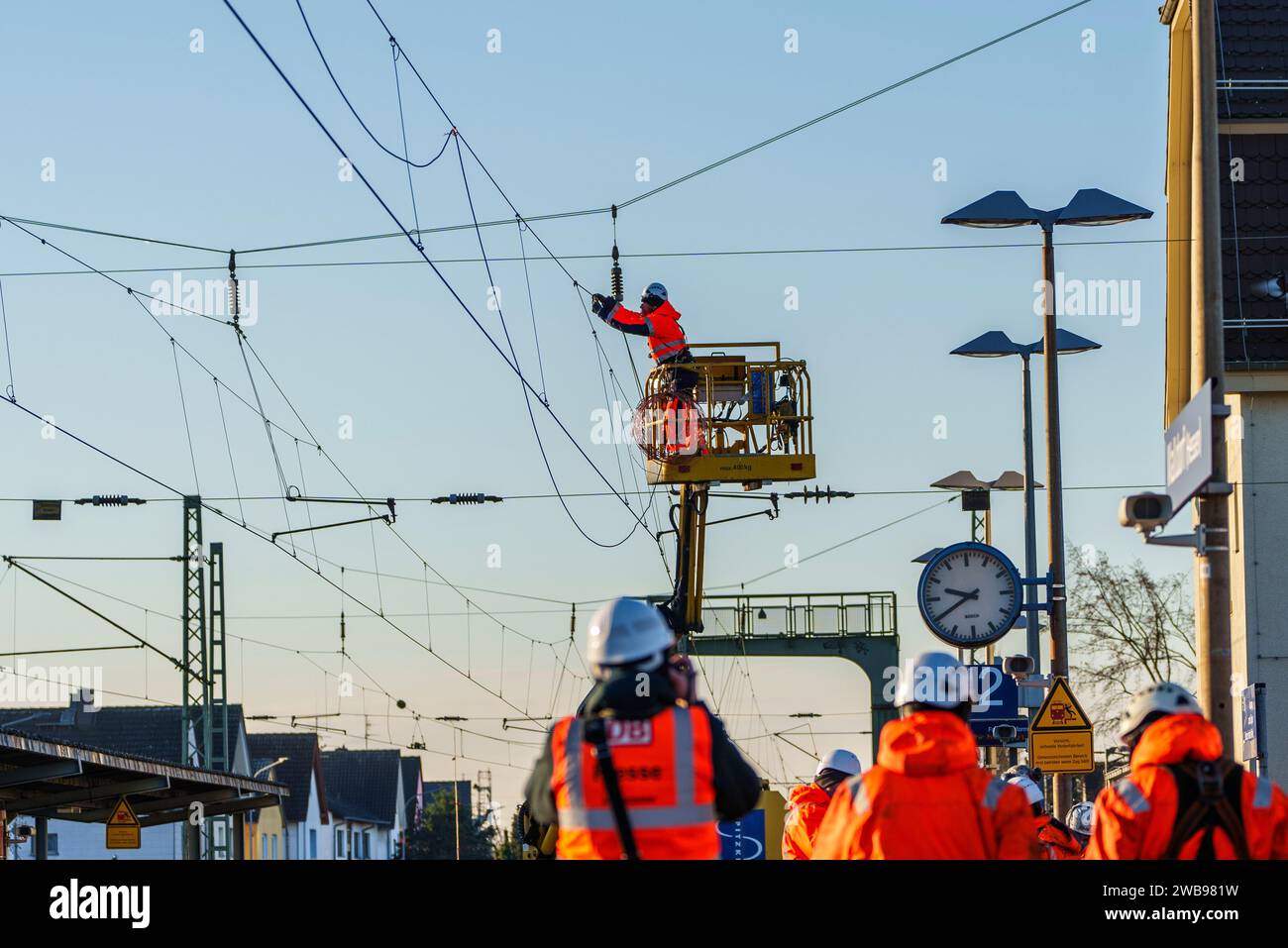 09 January 2024, Hesse, Mörfelden-Walldorf: A specialist carries out ...