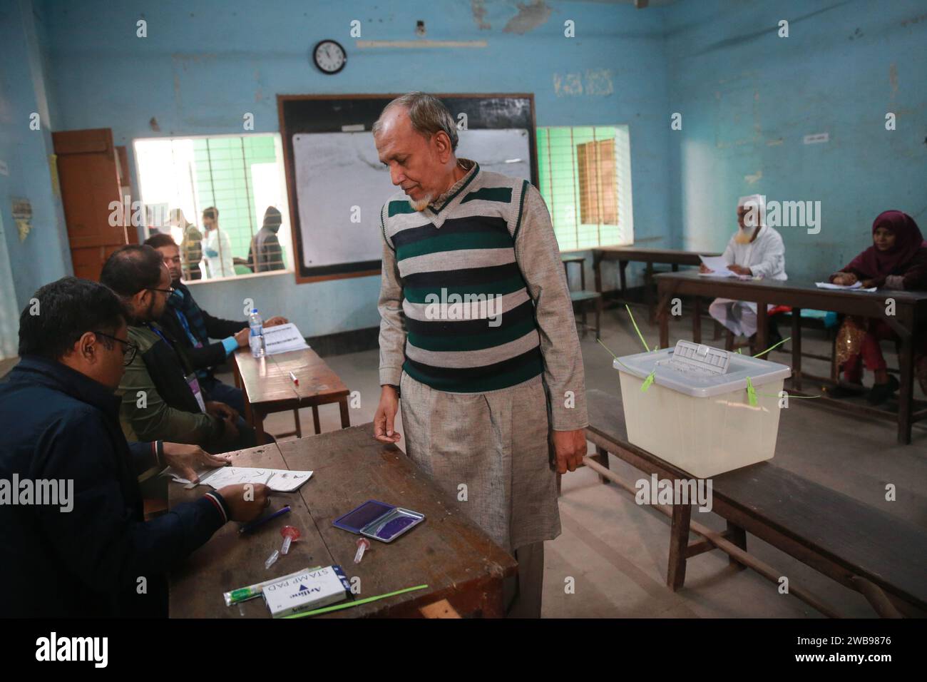 A voter at a polling center to cast his vote in Hammadia High School ...