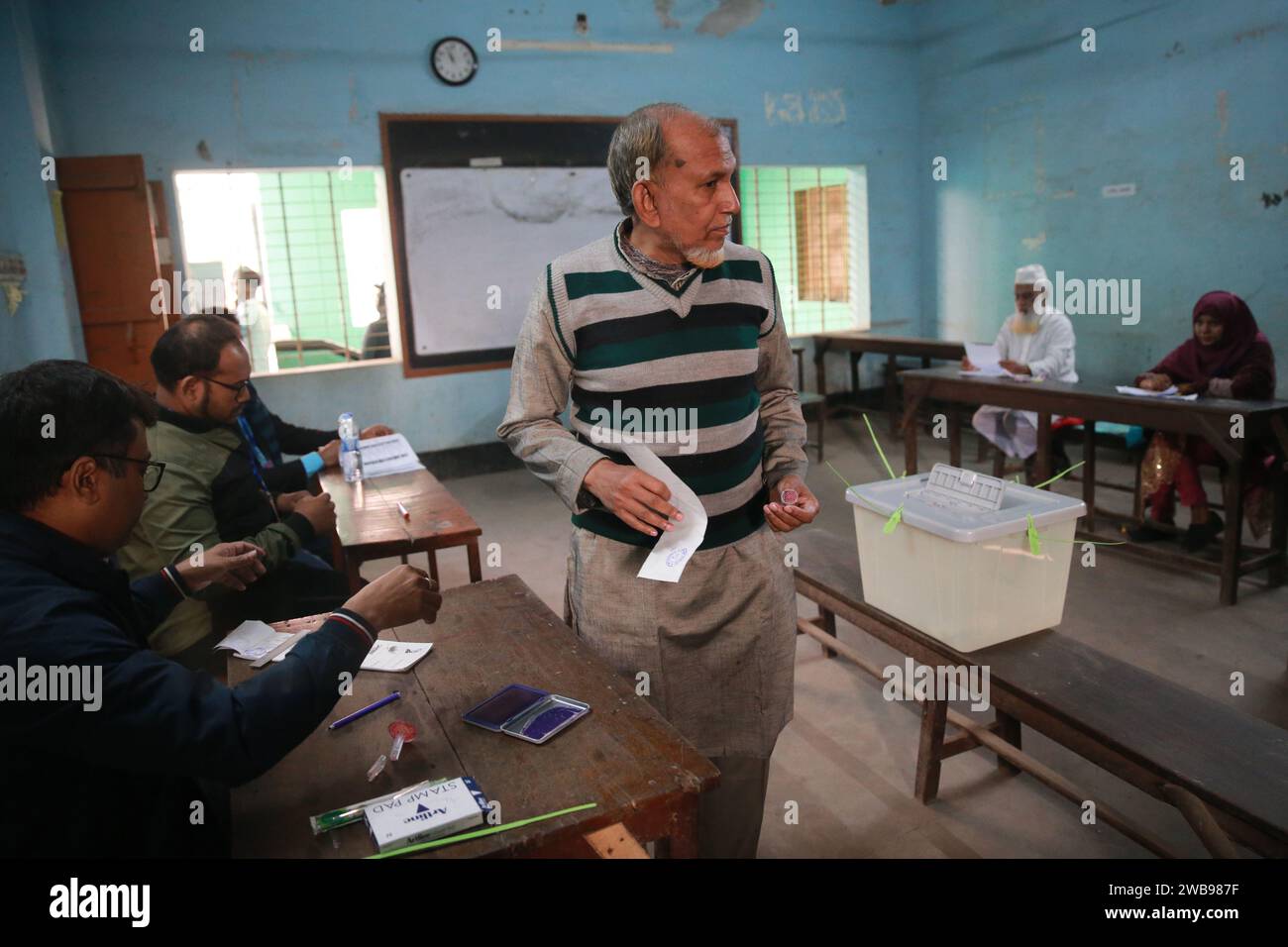 A voter at a polling center to cast his vote in Hammadia High School ...