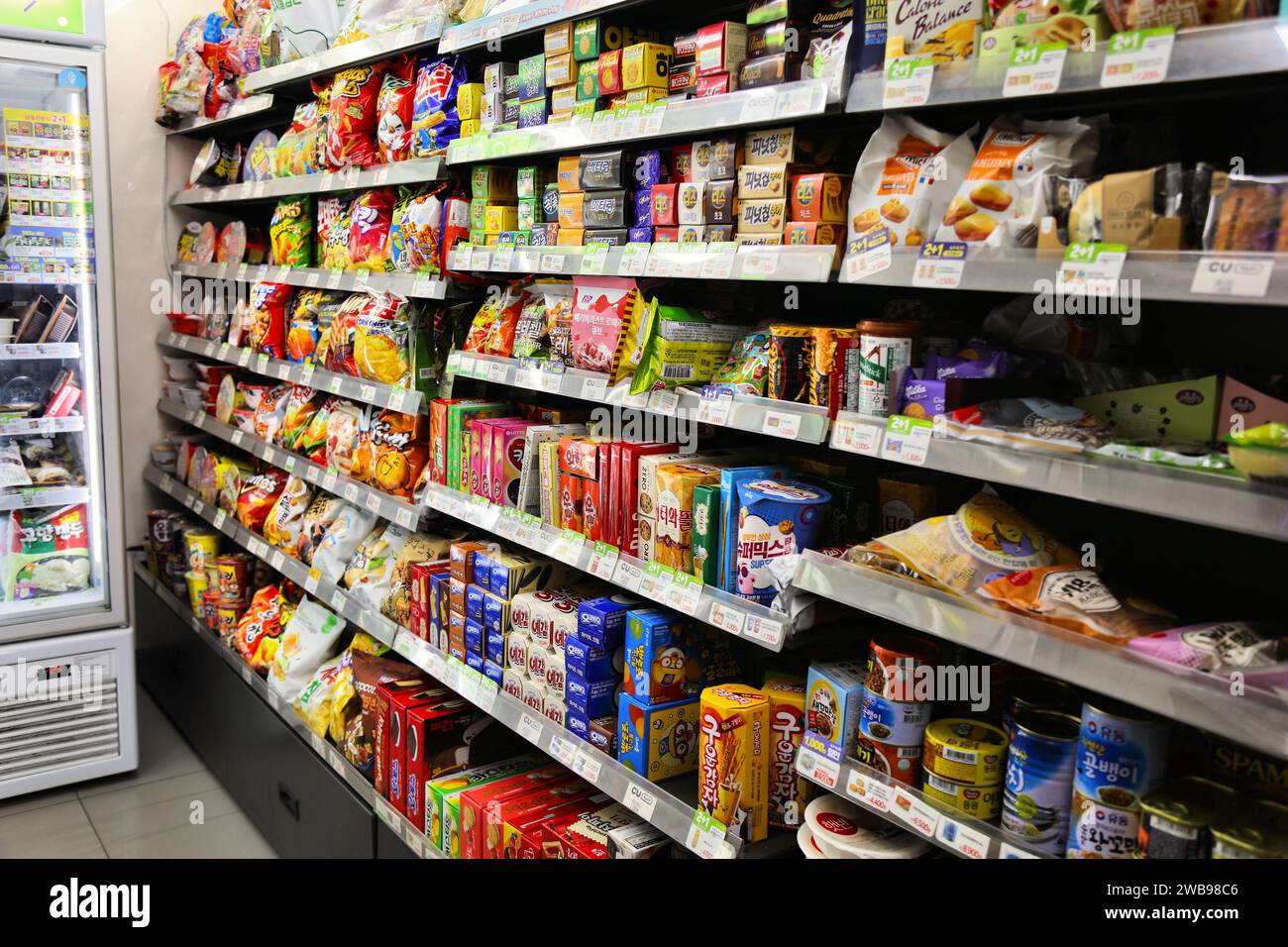 Convenience store interior snack hi-res stock photography and images ...