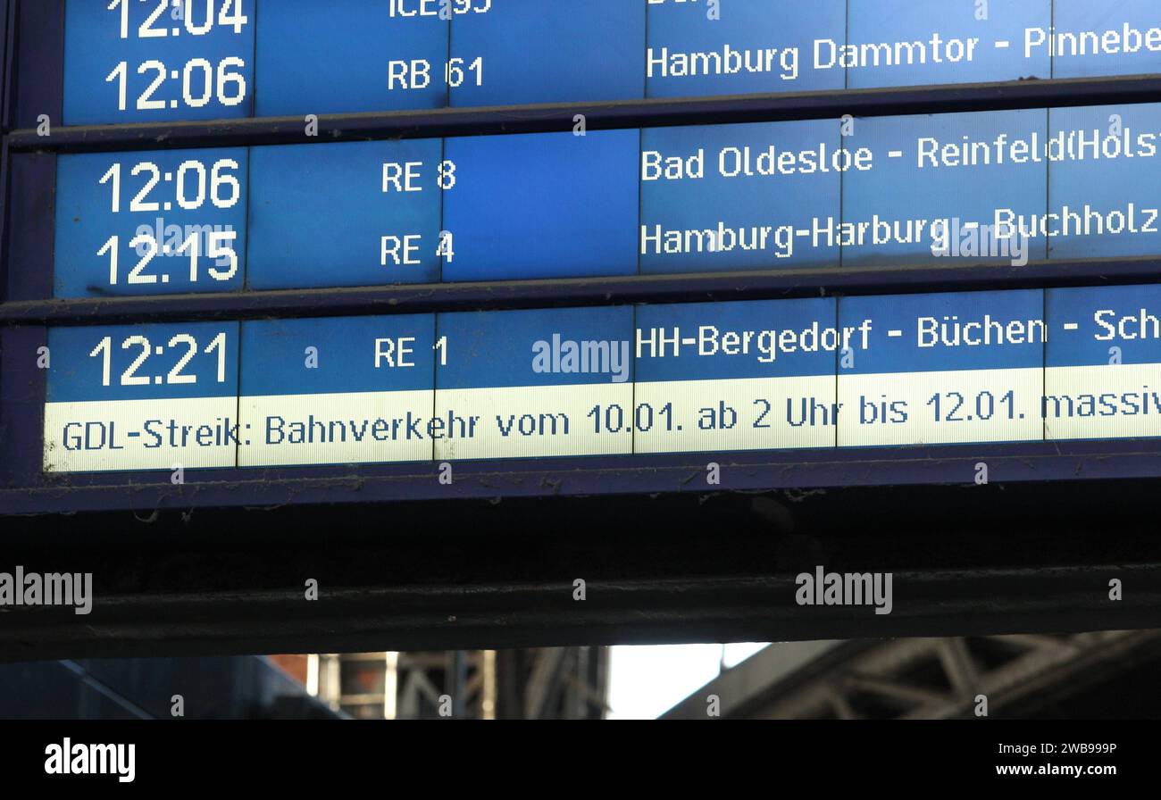 Auf einem Zugzielanzeiger im Hauptbahnhof Hamburg wird auf den am 10 ...