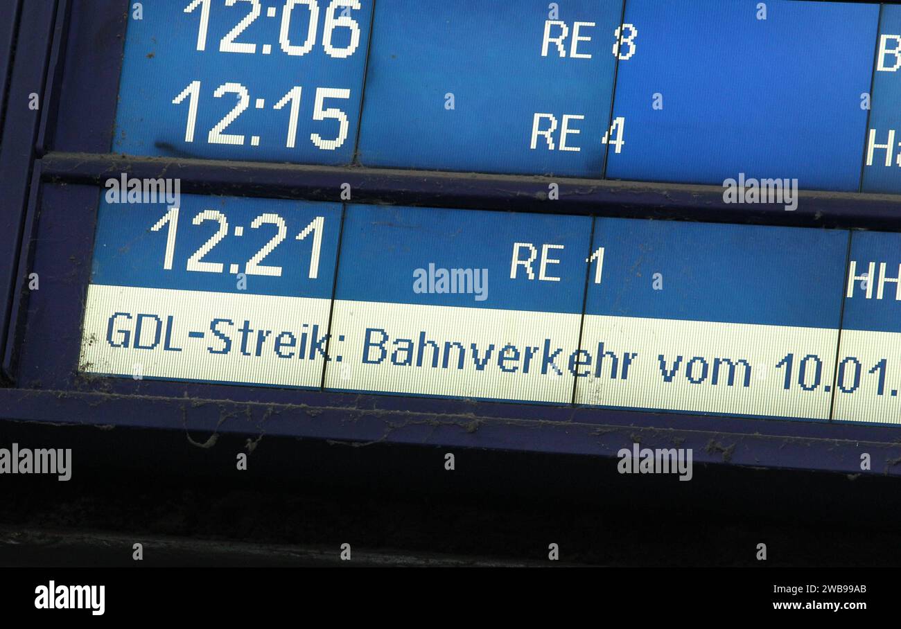 Auf einem Zugzielanzeiger im Hauptbahnhof Hamburg wird auf den am 10 ...
