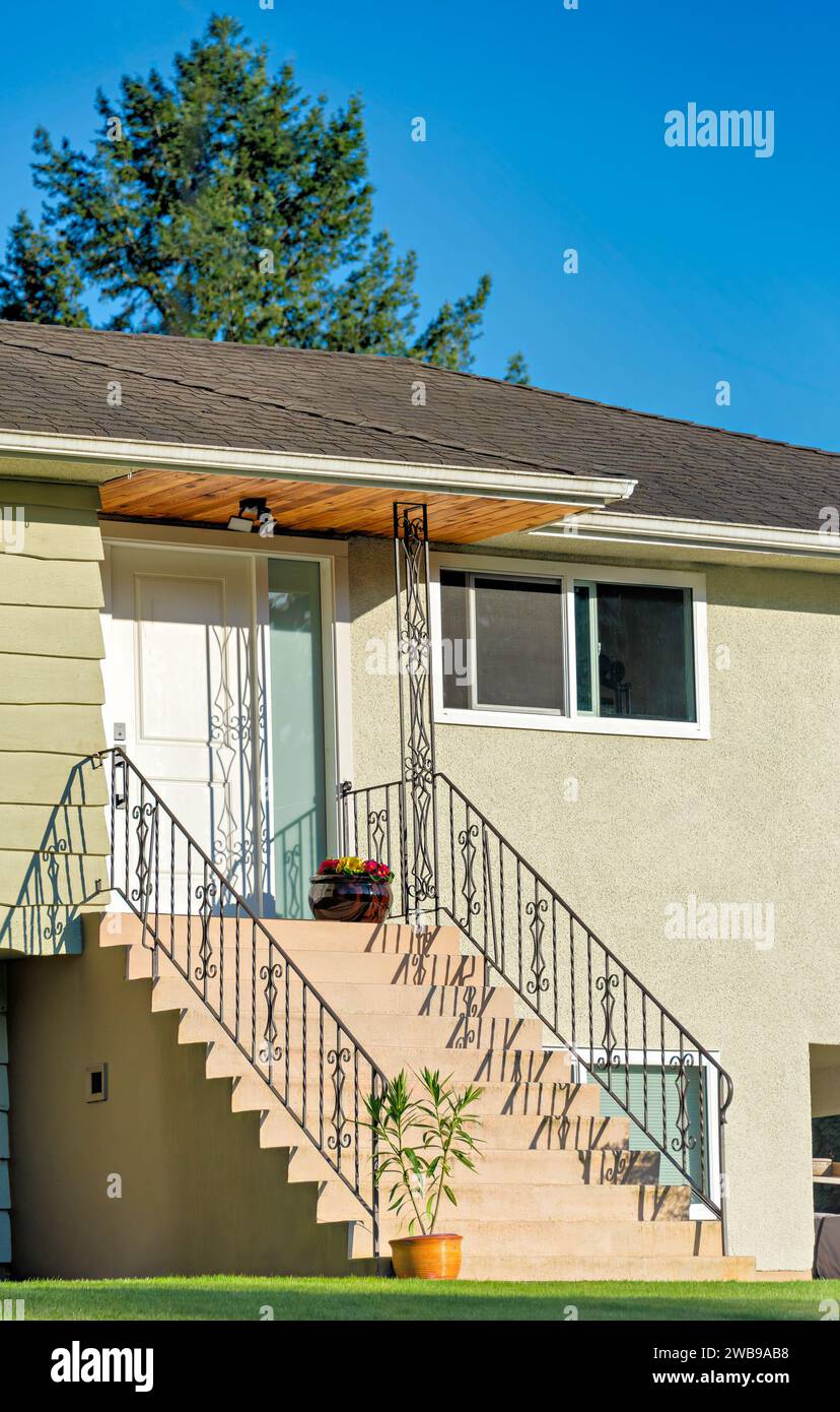 Doorsteps of family residential house with flower pots Stock Photo - Alamy