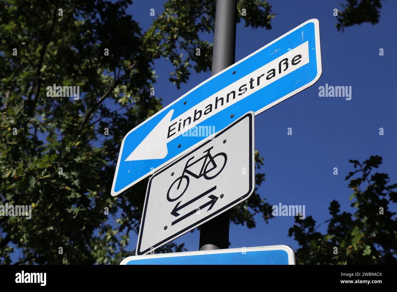 One way traffic sign bicycle hi-res stock photography and images - Alamy
