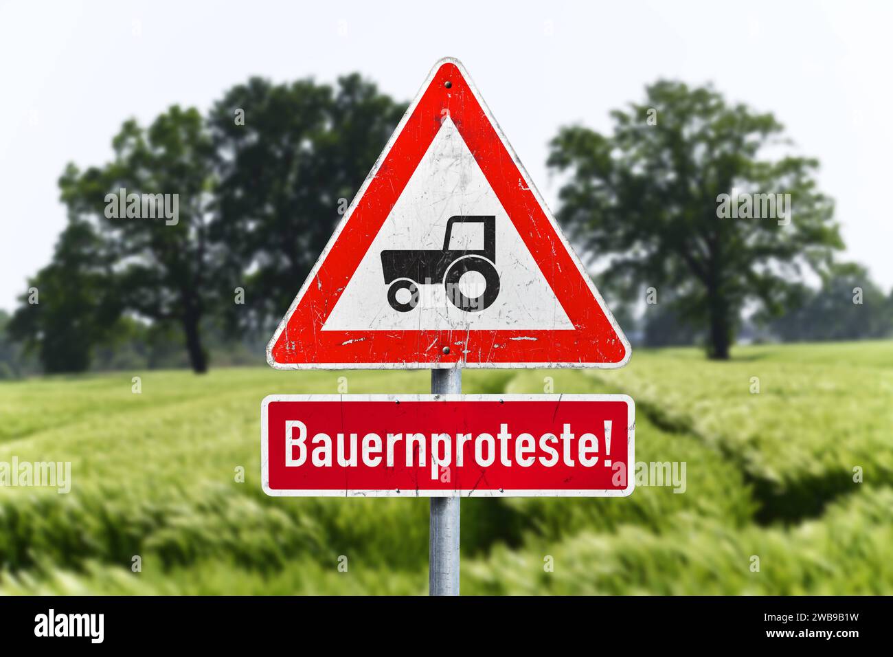 FOTOMONTAGE, Verkehrszeichen mit Traktor und Schild mit Aufschrift ...
