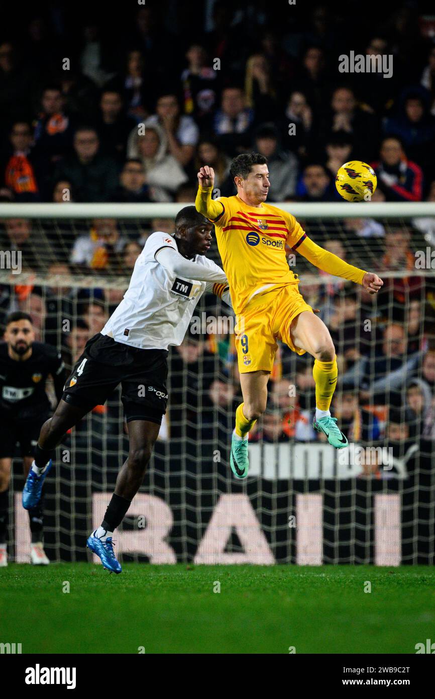 Barcelonas robert lewandowski second hi-res stock photography and ...