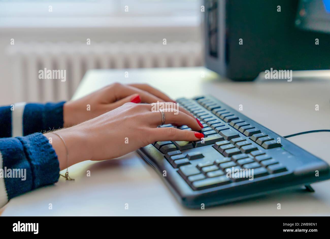 Person at desk ofice hi-res stock photography and images - Alamy