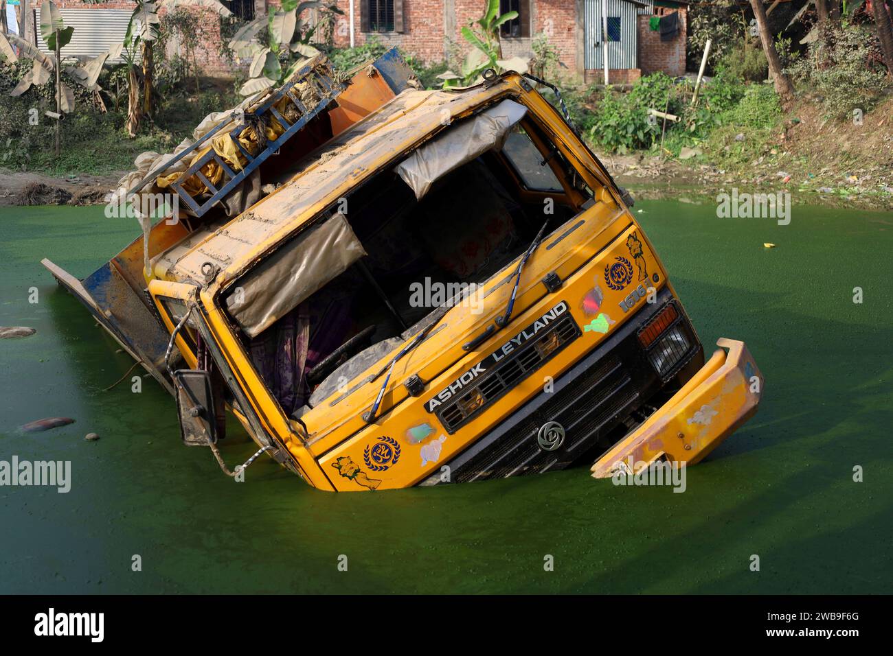 Overloading image hi-res stock photography and images - Alamy