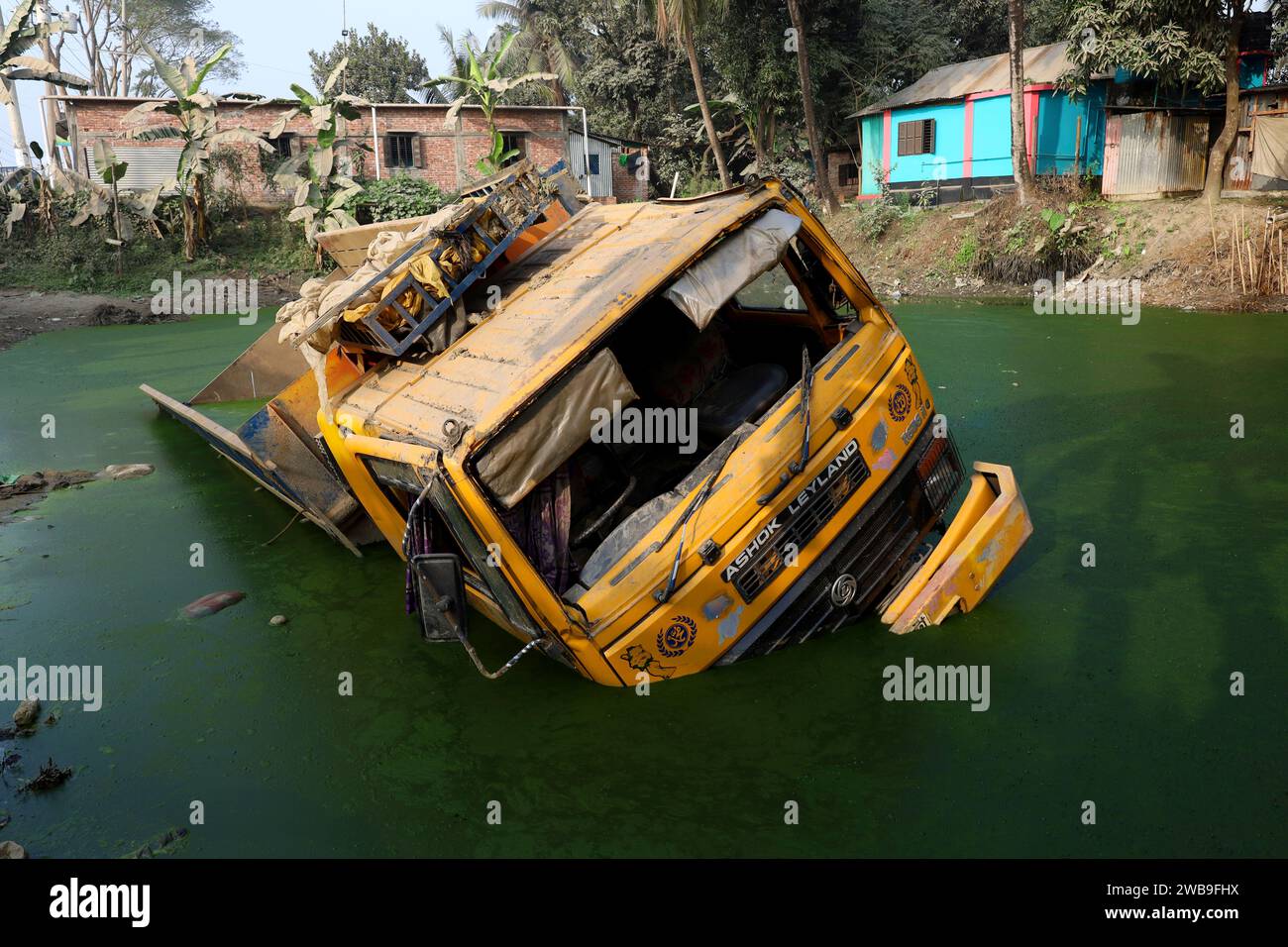 Overloading image hi-res stock photography and images - Alamy
