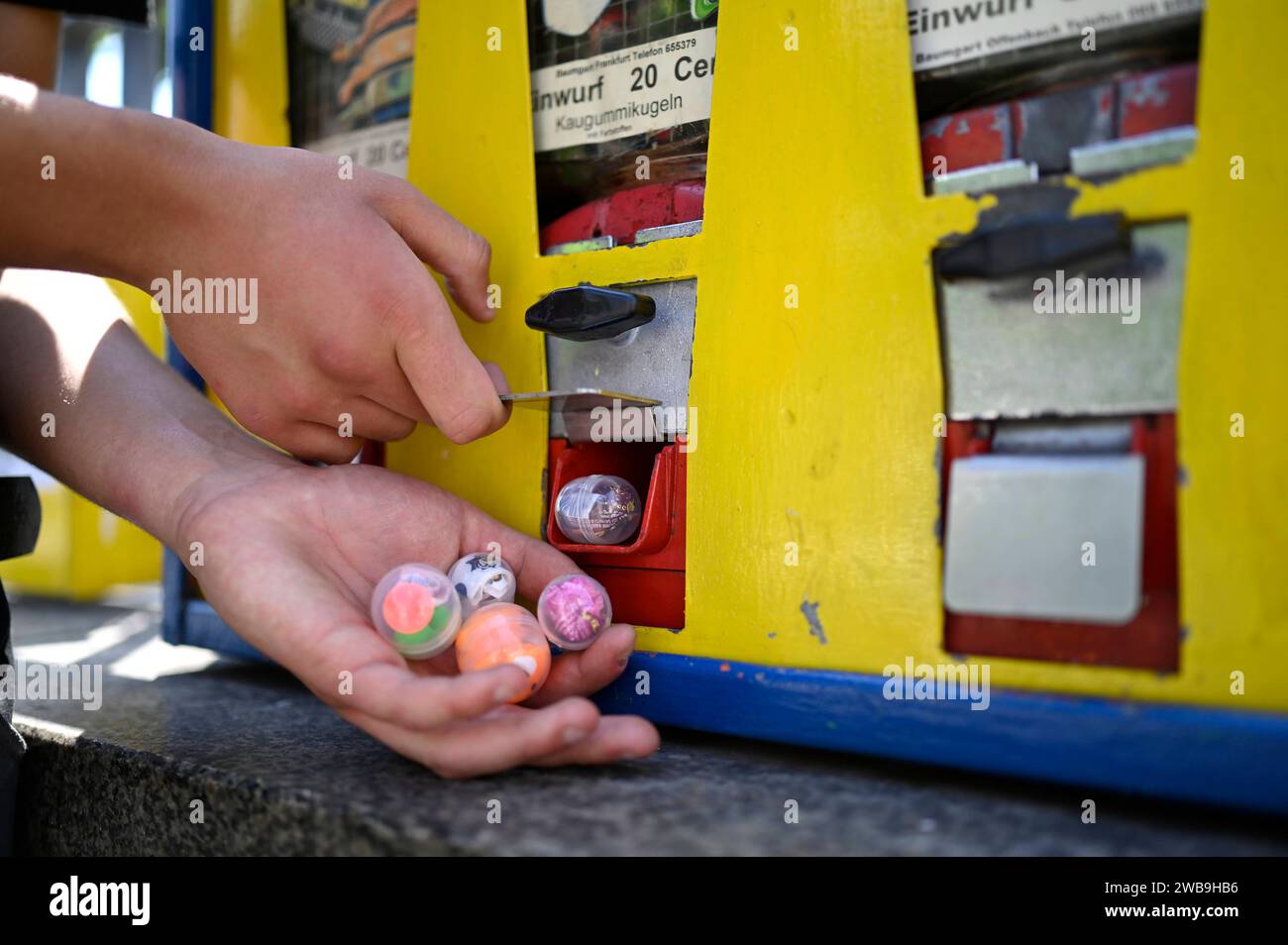 Kinder vending hi-res stock photography and images - Alamy