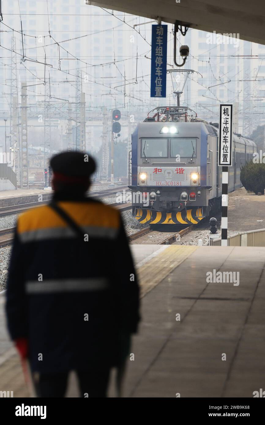 (240109) -- BEIJING, Jan. 9, 2024 (Xinhua) -- A train pulls into the ...