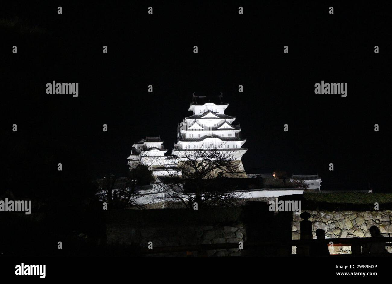 Night view of Himeji Castle viewed over Sakuramon Bridge, Himeji, Japan ...