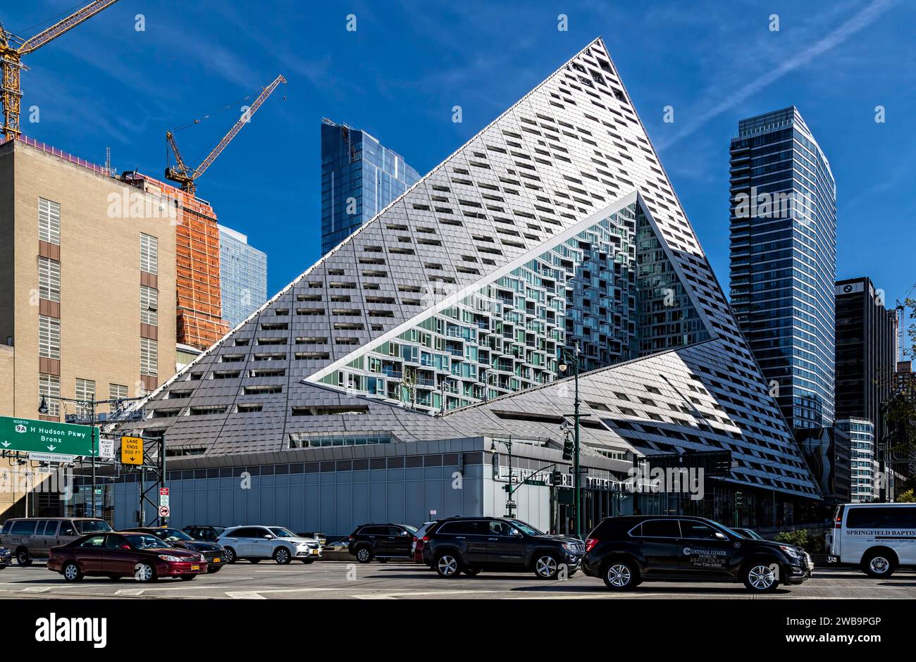 Modern metal wrapped building hi-res stock photography and images - Alamy