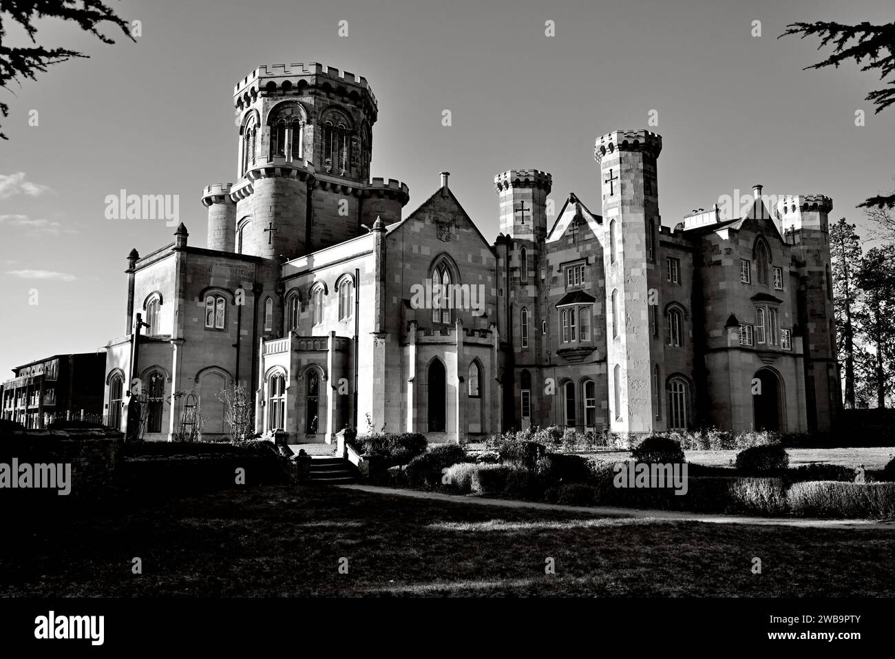 Castellated towers hi-res stock photography and images - Alamy