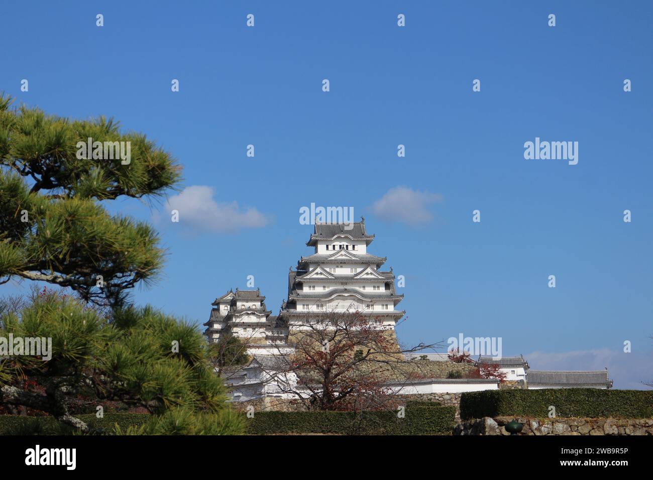 Himeji Castle and clear blue sky viewed from Sakuramon Bridge in Himeji ...