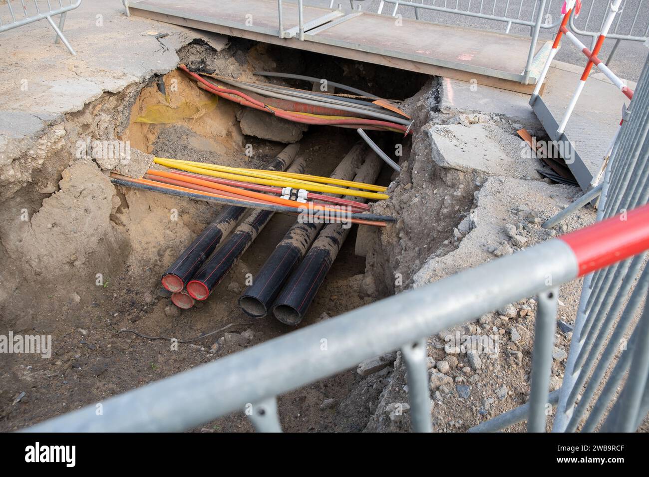 Installation comm hi-res stock photography and images - Alamy