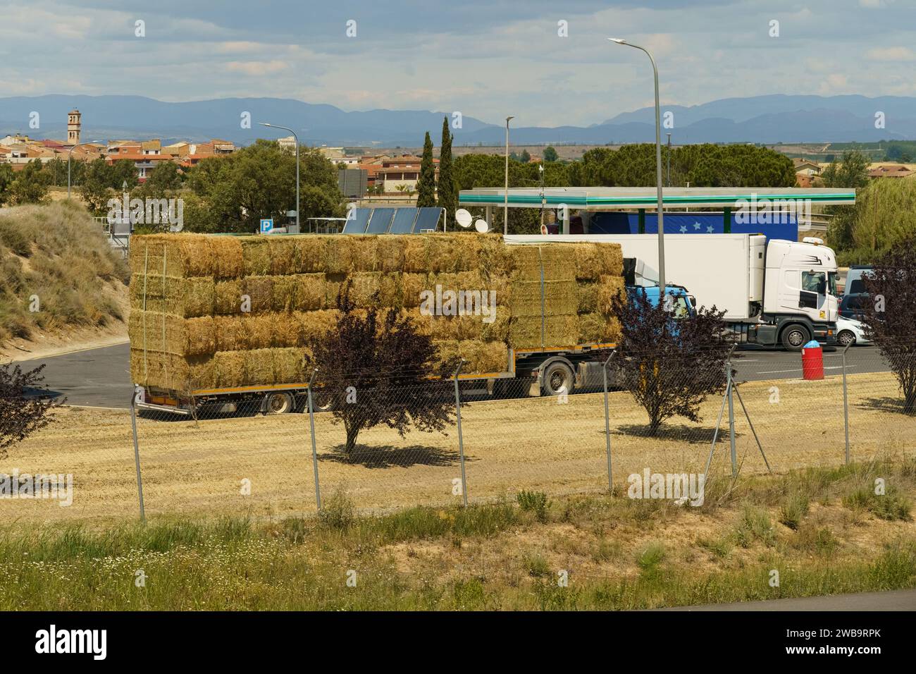 Hay delivery hi-res stock photography and images - Alamy