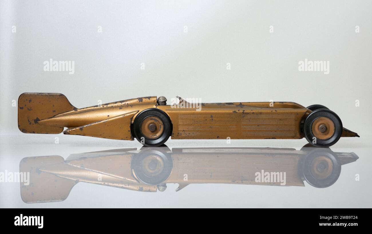 The 'golden arrow hi-res stock photography and images - Alamy