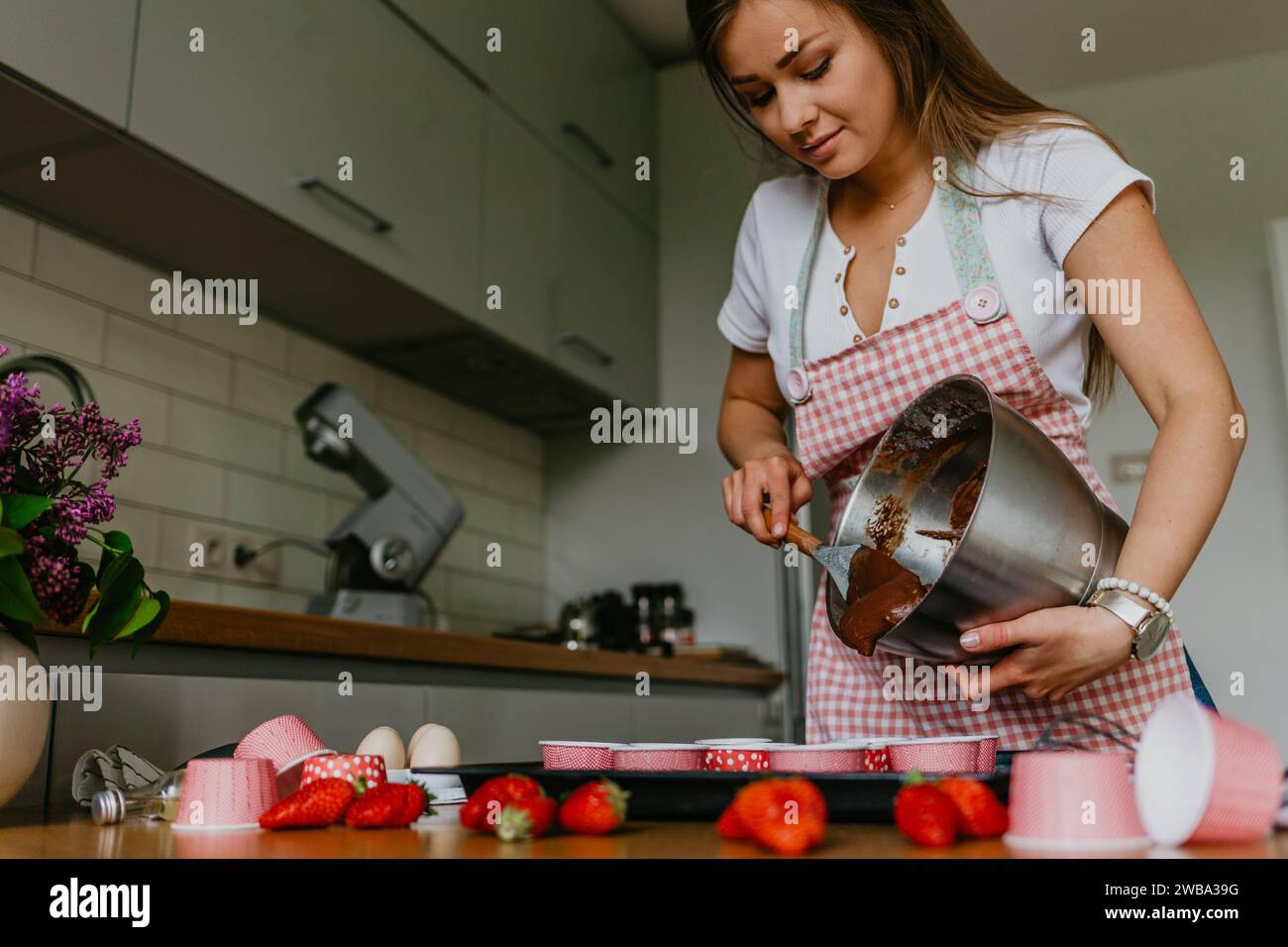 Young woman pastry chef cupcakes hi-res stock photography and images ...