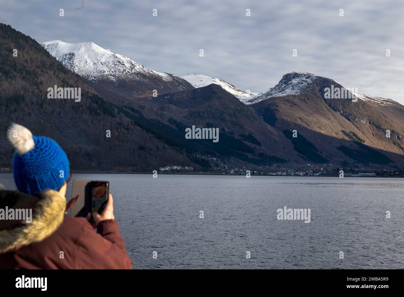 Hovsstranda, Norway. 6th Nov, 2023. A person takes pictures of the ...