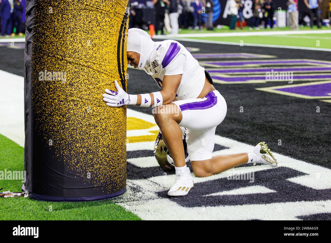 Houston, Texas, USA. 08th Jan, 2024. Washington defensive back Thaddeus ...