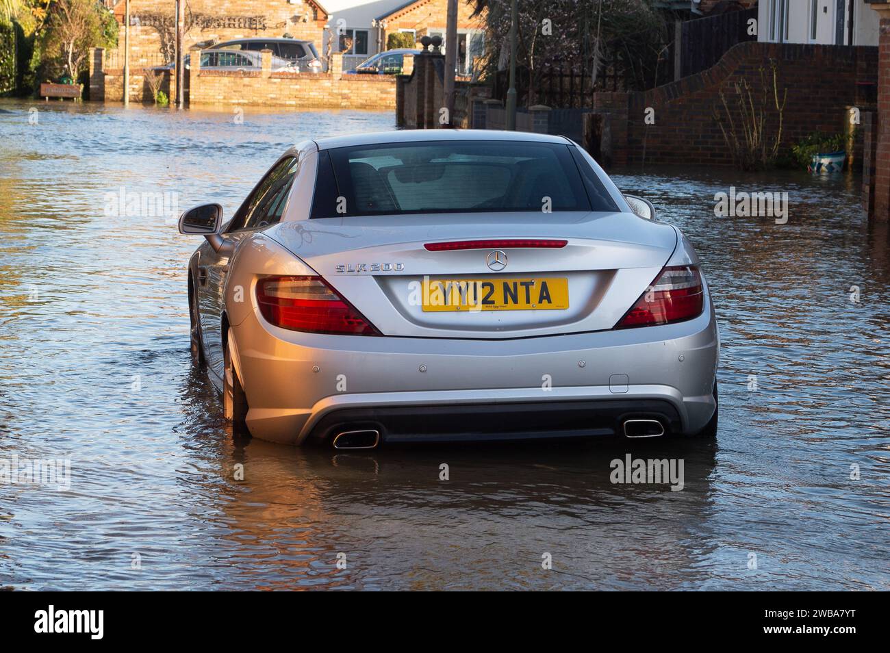 Thames floods crisis in surrey hi-res stock photography and images - Alamy
