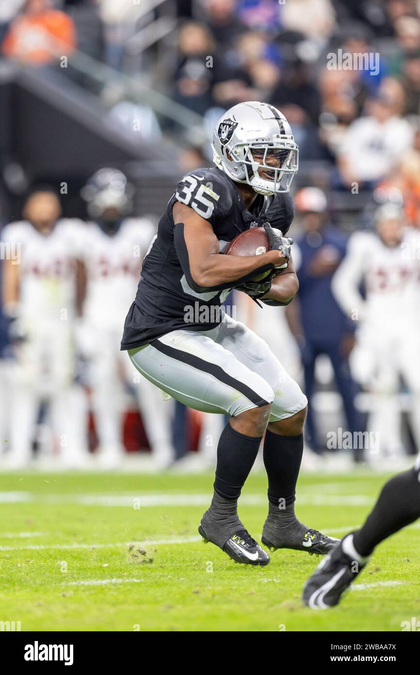 Las Vegas Raiders running back Zamir White (35) runs the ball against ...