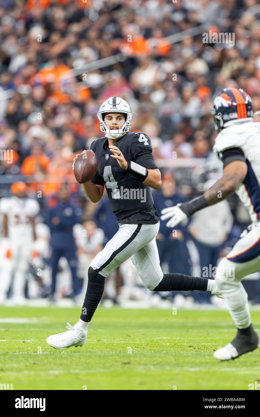 Las Vegas Raiders quarterback Aiden O'Connell (4) rolls out against the ...