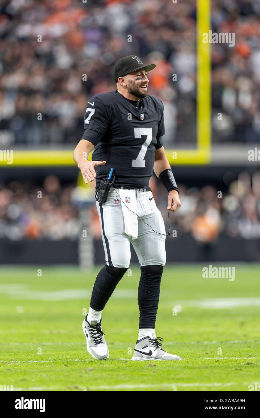 Las Vegas Raiders quarterback Brian Hoyer (7) against the Denver ...