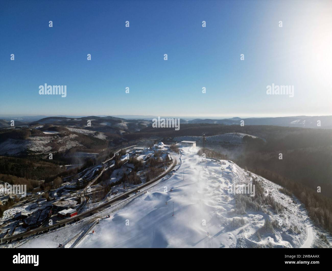 Luftaufnahme. Eisige Temperaturen in Winterberg. Die die Skipisten wie ...