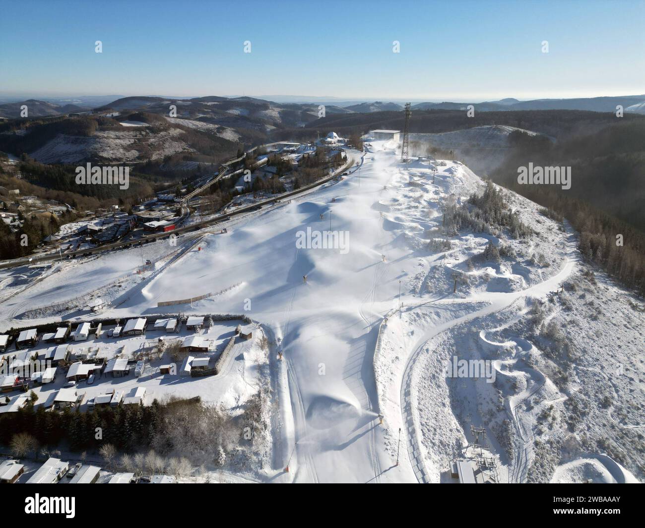 Luftaufnahme. Eisige Temperaturen in Winterberg. Die die Skipisten wie ...