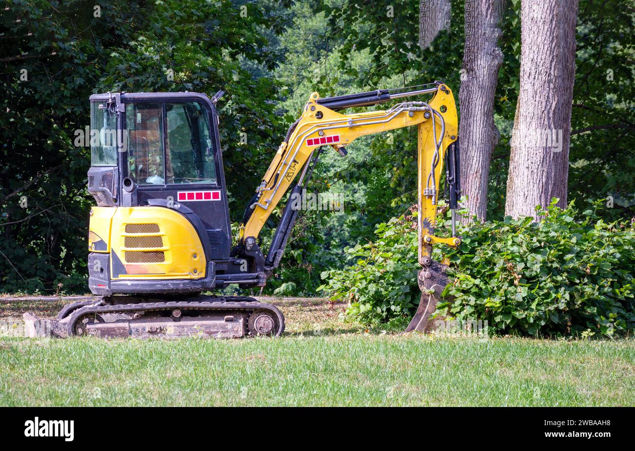Digging in ground crawler crane hi-res stock photography and images - Alamy