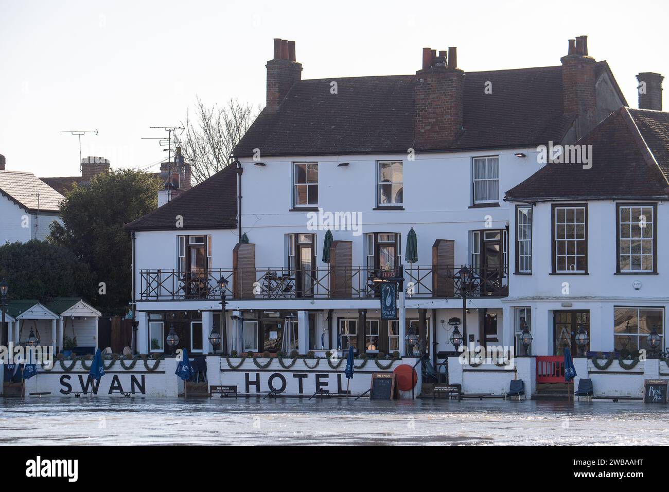 Staines upon Thames, Surrey, UK. 9th January, 2024. Riverside tables at ...