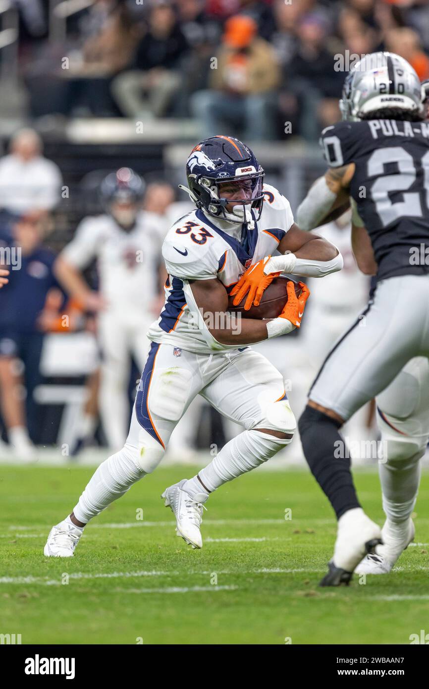 Denver Broncos running back Javonte Williams (33) runs the ball against ...