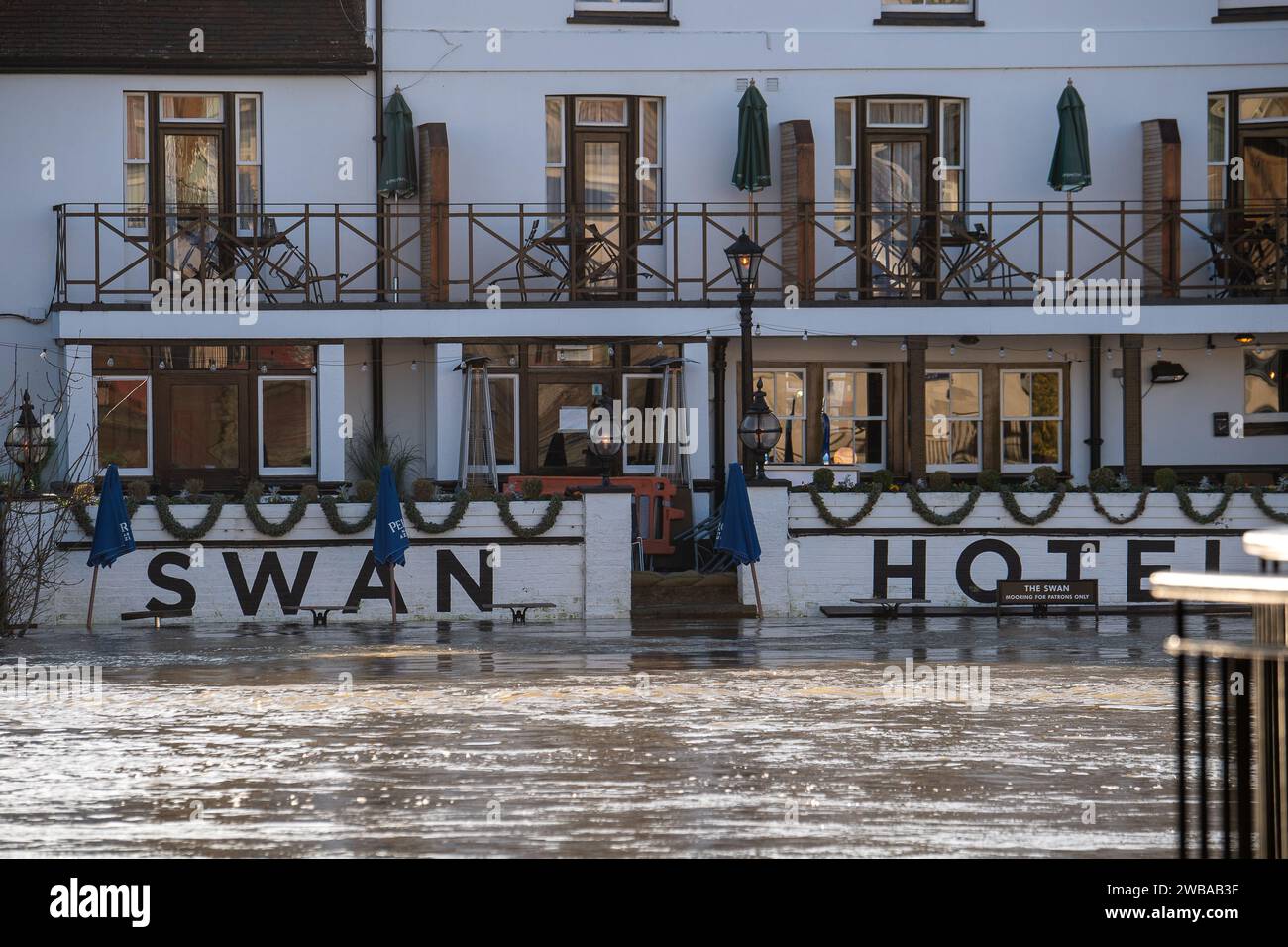 Staines upon Thames, Surrey, UK. 9th January, 2024. Riverside tables at ...
