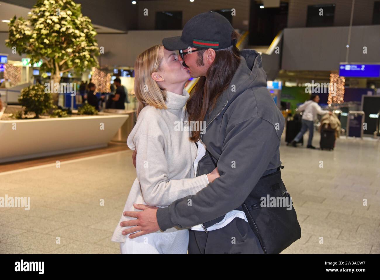 Fabio Knez mit Freundin Darya Strelnikova - Abflug der Kandidaten nach ...