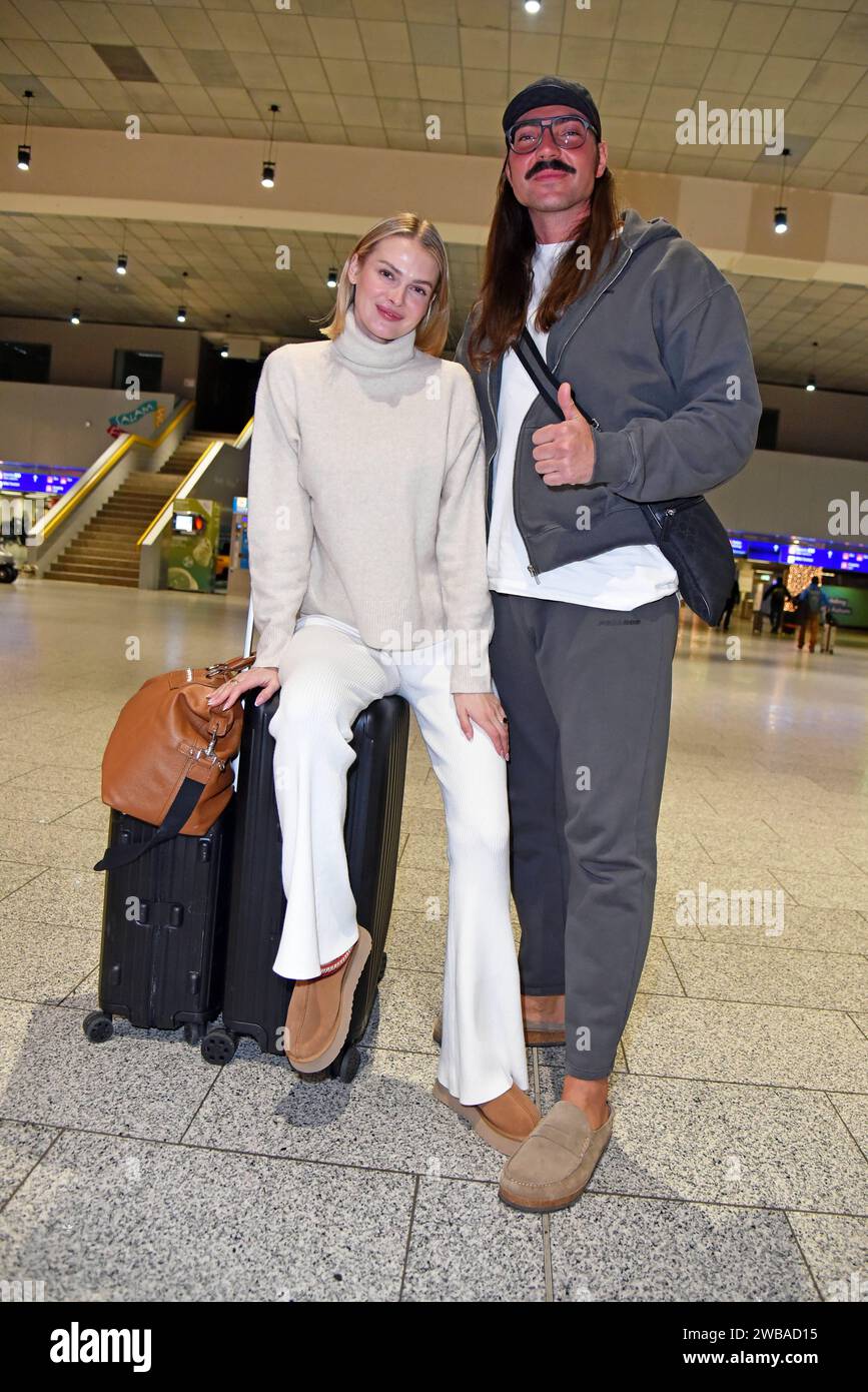 Fabio Knez mit Freundin Darya Strelnikova - Abflug der Kandidaten nach ...