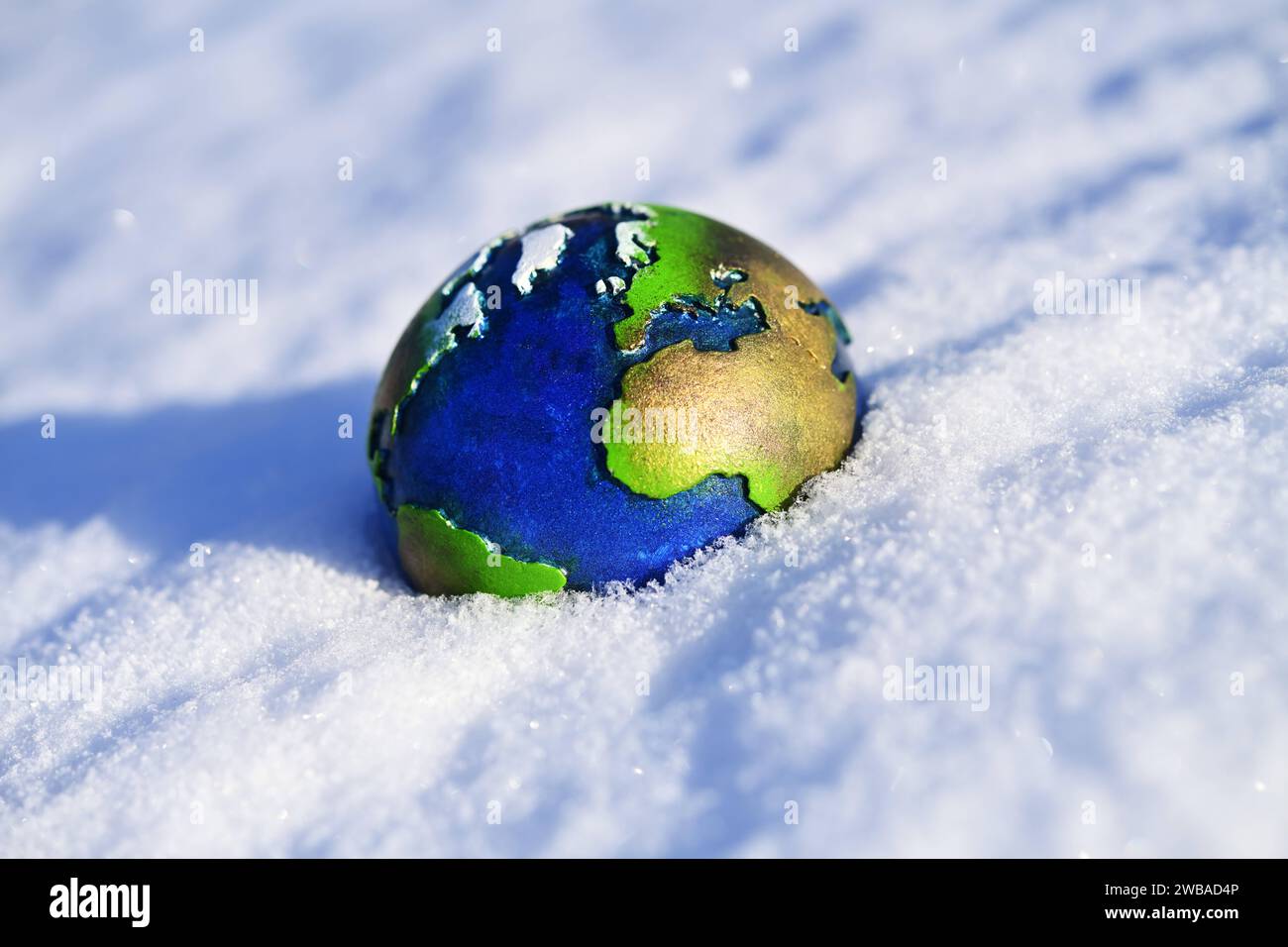 Erdkugel im Schnee, Symbolfoto Kältewelle und Wetterextreme *** Globe ...