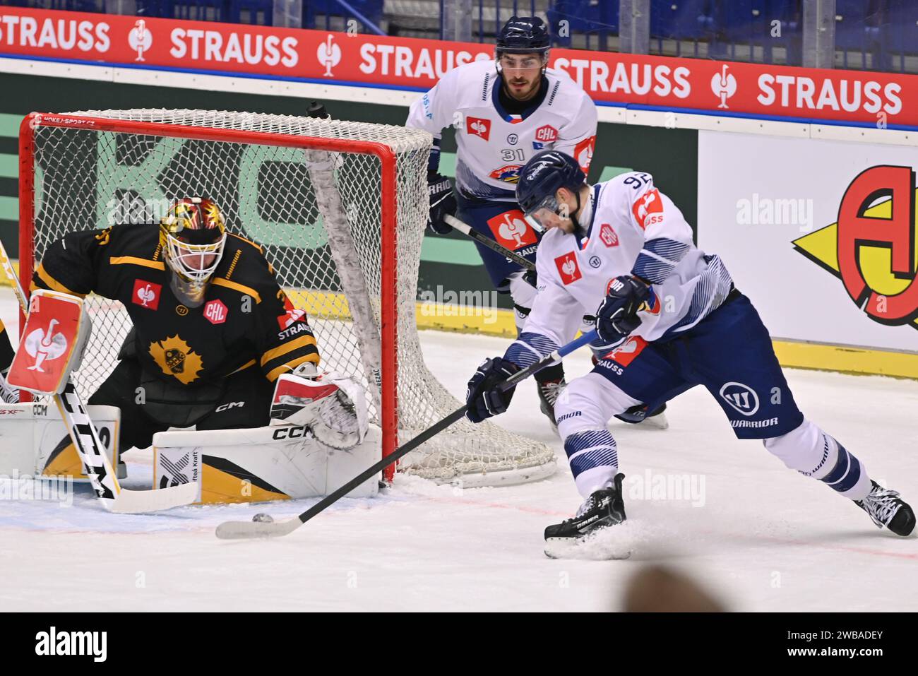 Ostrava, Czech Republic. 09th Jan, 2024. (L-R) Goalkeeper of Skelleftea ...