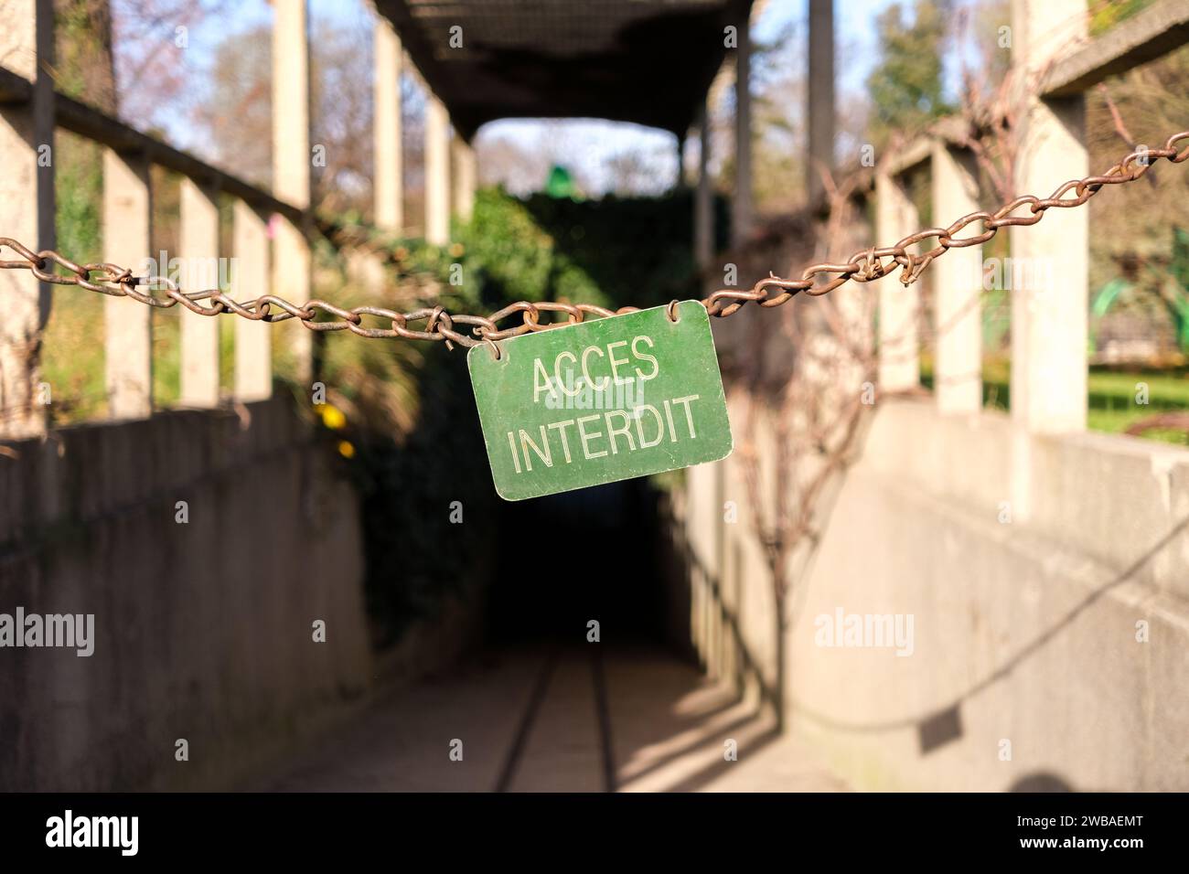 A chain cuts the access, with a sign in phrases that say "access ...