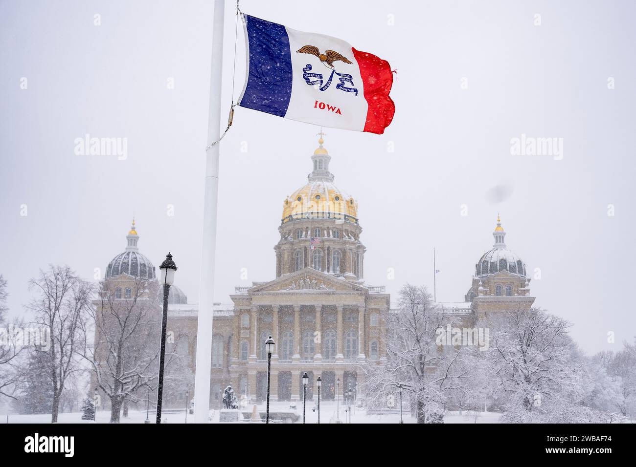 Snow falls at the Iowa State Capitol Building Des Moines, Iowa, Tuesday ...
