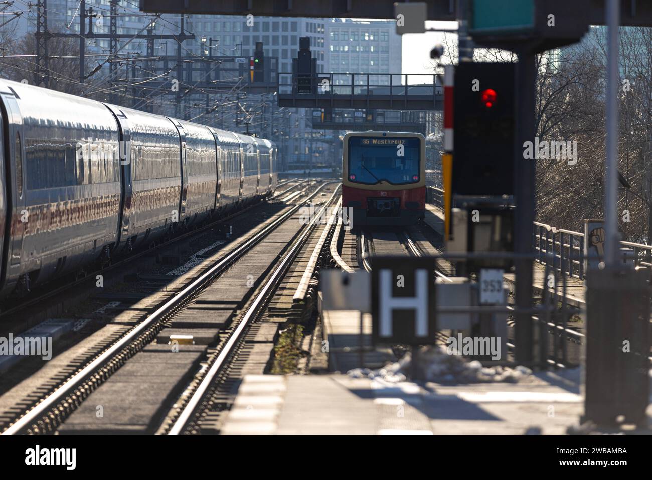 Symbolbild Bahn Deutschland, Berlin, am 08.01.2024: Eine S-Banh der BVG ...
