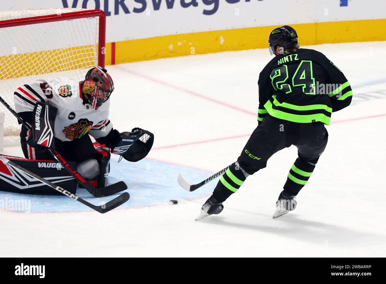 Chicago Blackhawks goaltender Arvid Soderblom (40) defends as Dallas ...