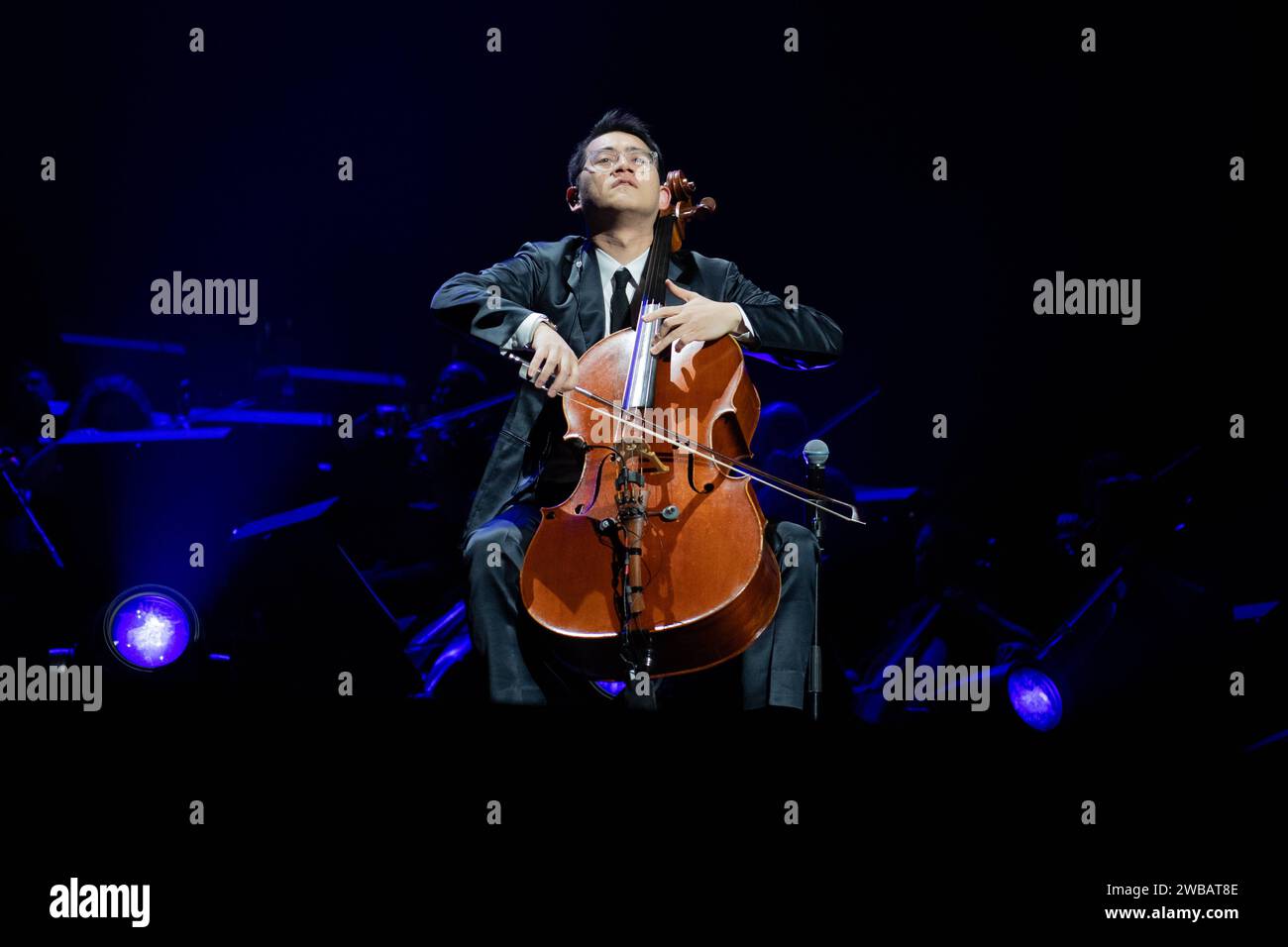 Der amerikanischer Cellist Nathan Chan bei der Night of the Proms Tour ...