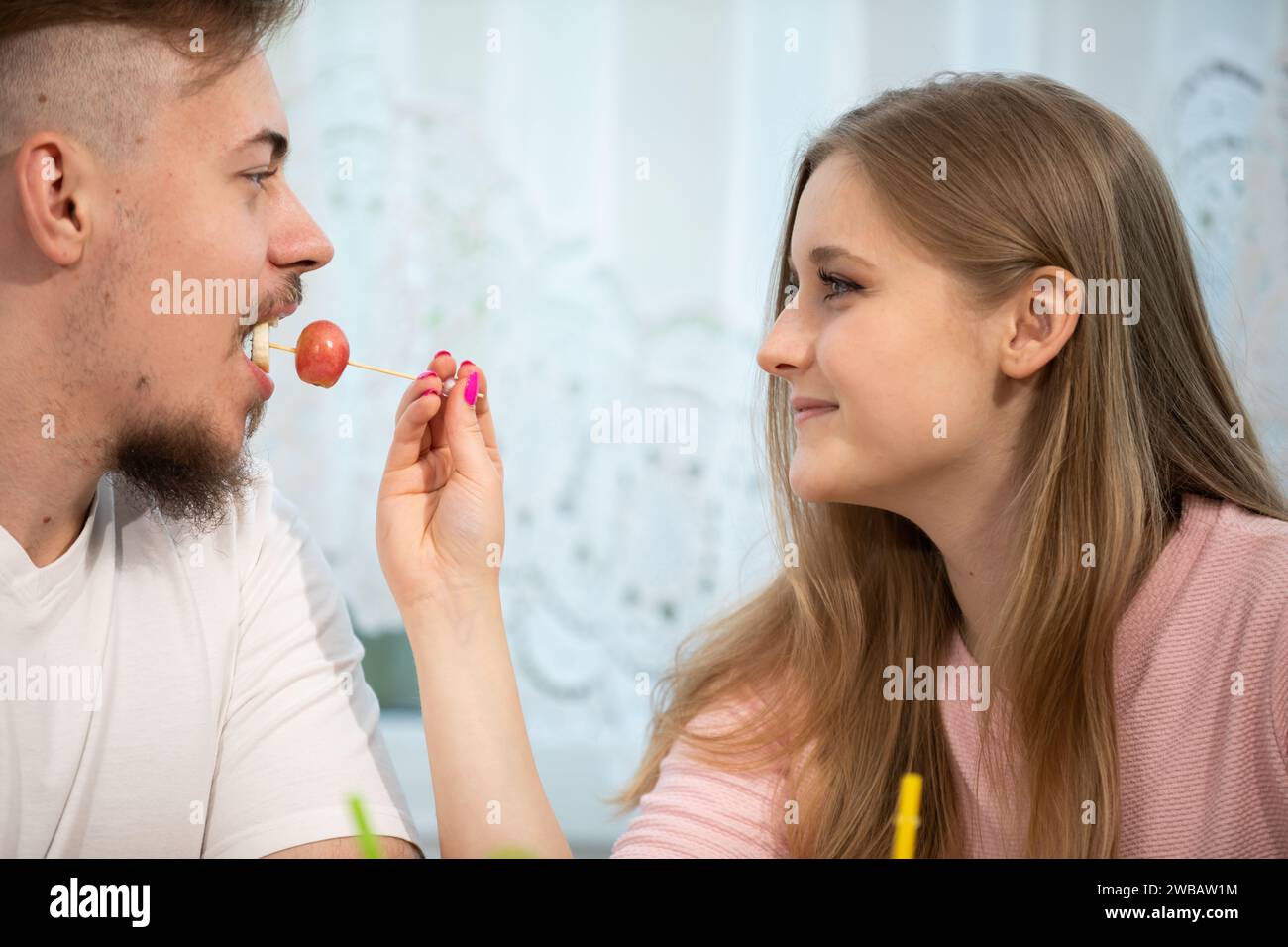 Girl and boy eat finger foods on a date Stock Photo - Alamy