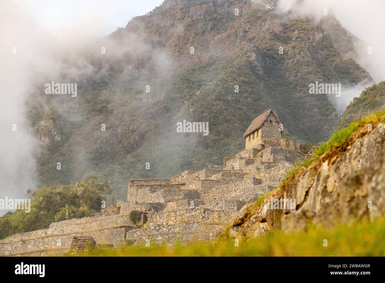A view of a hut building structure on top of terraces at Machu Picchu ...
