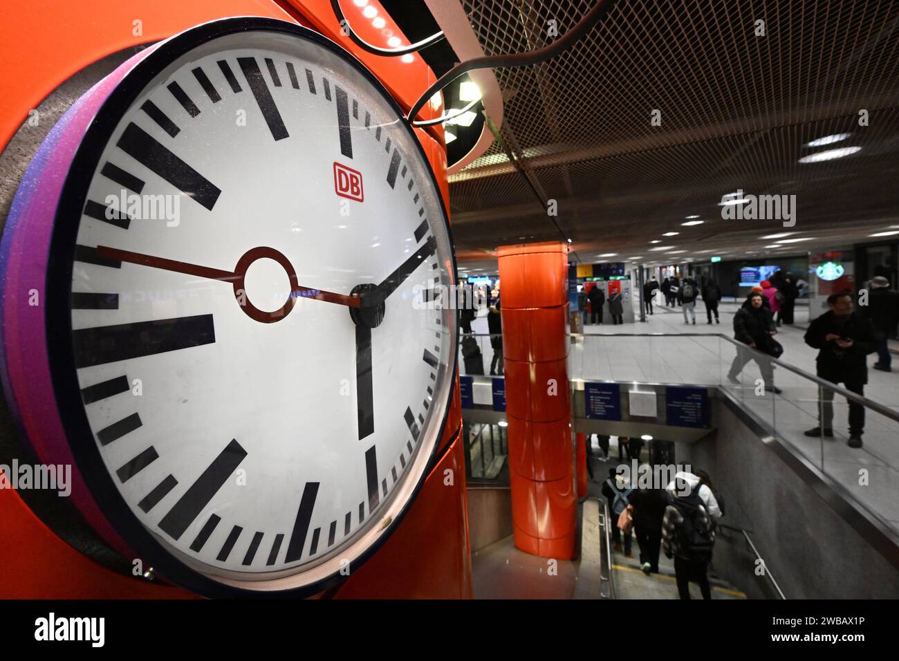 Munich, Germany. 09th Jan, 2024. A Deutsche Bahn clock shows the time ...