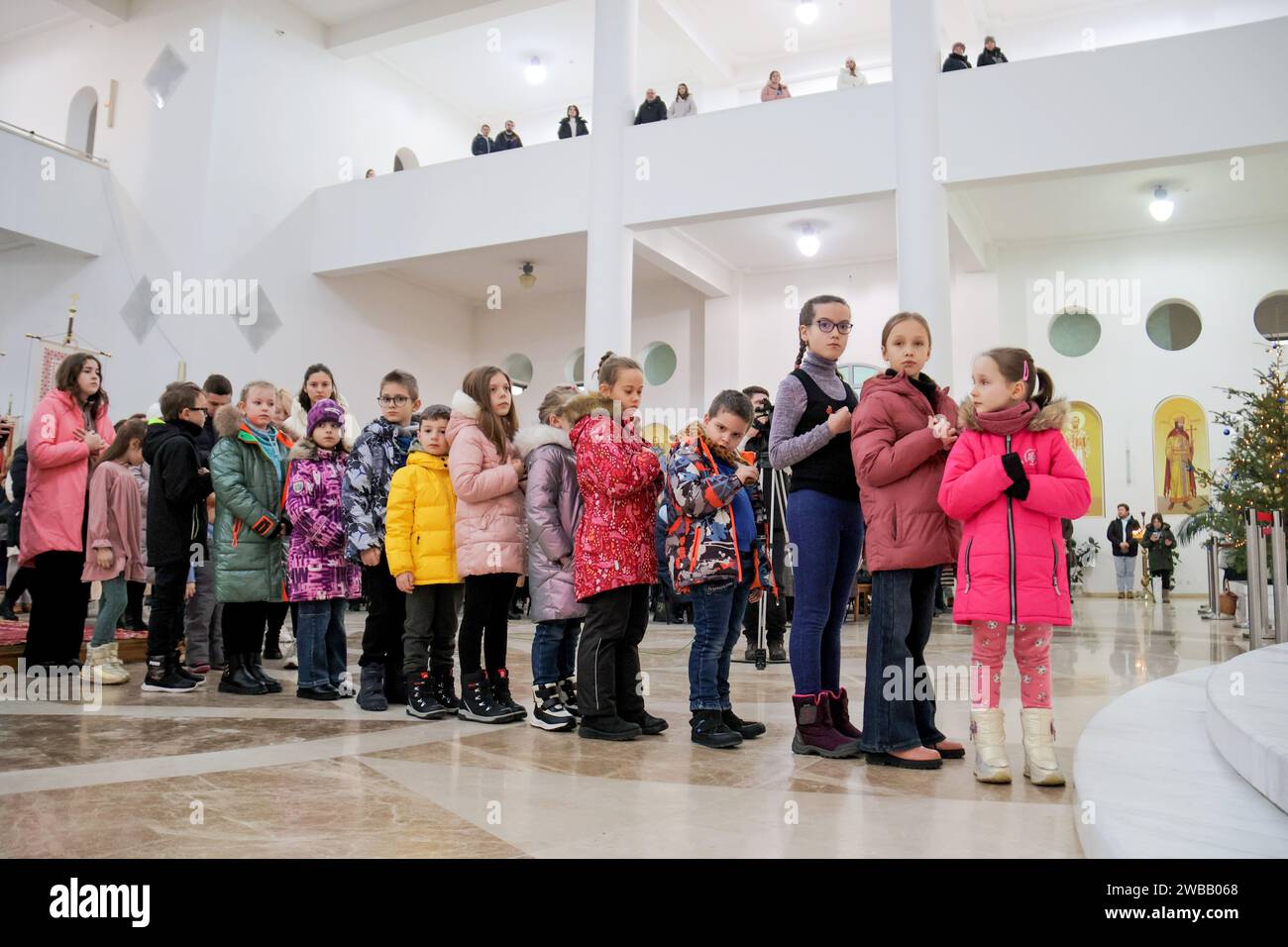 Non Exclusive: KYIV, UKRAINE - JANUARY 6, 2024 - Children stand in the ...