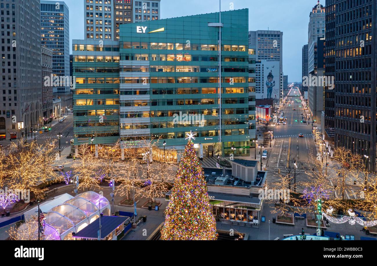 Holiday tree lights hi-res stock photography and images - Alamy
